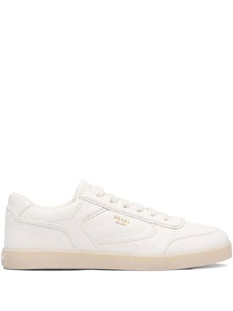 Prada baskets en cuir à logo embossé - Blanc