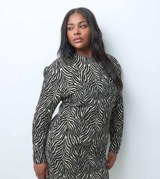 Asos Curve ASOS DESIGN Curve robe courte structur&eacute;e &agrave; &eacute;paules marqu&eacute;es en jacquard z&eacute;br&eacute;-Multi