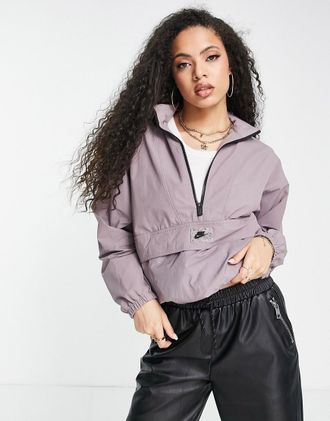 Nike Sports Utility - Veste pliable &agrave; col &agrave; fermeture &eacute;clair et imprim&eacute; graphique - Violet