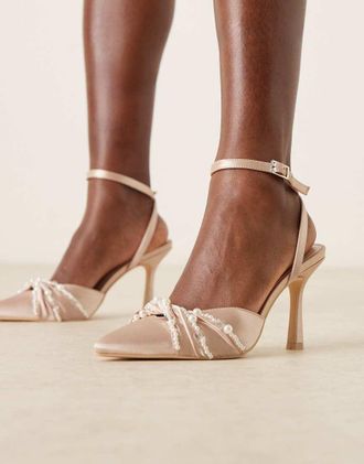 Be Mine Harsha - Escarpins de mari&eacute;e en satin &agrave; talon et bride avec perles nacr&eacute;es - P&ecirc;che-rose