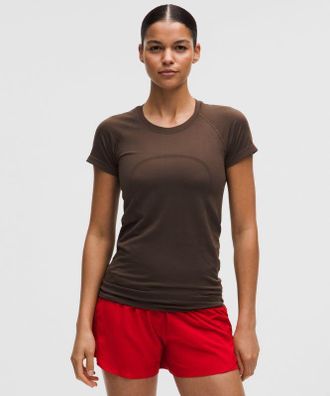 lululemon Swiftly Tech Kurzarmshirt 2.0 H&uuml;ftl&auml;nge f&uuml;r Frauen - Gr&ouml;&szlig;e 10 in Walnut Crunch