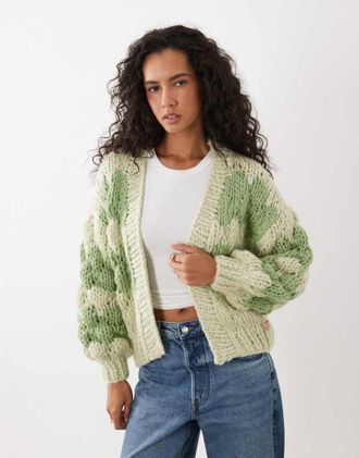 Kiwi & Co gilet en maille boules tricot&eacute; &agrave; la main avec motif coeurs et baisers en vert sauge