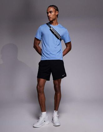 Nike Stride Dri-FIT - 2-in-1-Lauf-Shorts in Schwarz, 5 Zoll Schrittl&auml;nge