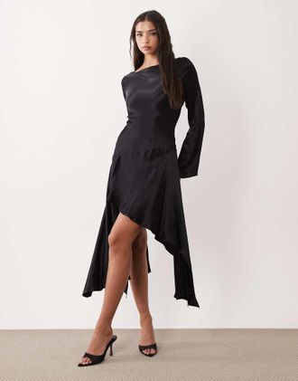 Asos Minikleid in Schwarz mit U-Boot-Wasserfallausschnitt
