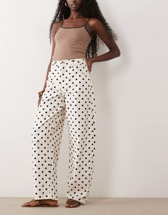 Miss Selfridge Barrel-Leg-Jeans in Ecru mit Polka-Dot-Muster-Multi