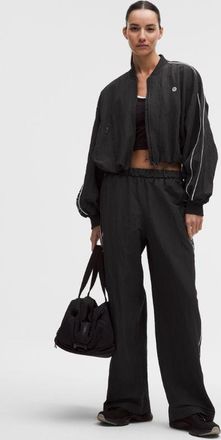 lululemon Crinkle Nylon Mid-Rise Track Pant Wordmark f&uuml;r Frauen - Gr&ouml;&szlig;e 2XS in Black/White