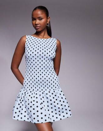 KAIIA Exclusivit&eacute; - Kaiia - Robe courte taille basse &agrave; pois avec corsage fronc&eacute; et ourlet pliss&eacute; - Bleu-Multicolore