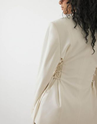 NA-KD taillierter Blazer mit Schn&uuml;rung in Wei&szlig;
