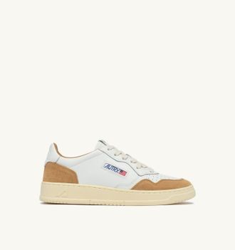Autry BASKETS MEDALIST LOW EN CUIR BLANC ET DAIM CUIVRE