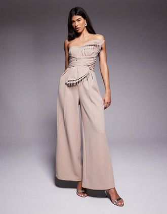 Asos Combinaison avec p&eacute;tales et pendants &agrave; perles en relief - Taupe-Neutre