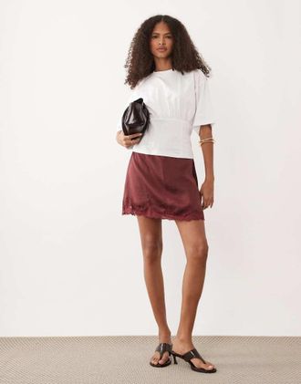 Abercrombie & Fitch Mini-Skort aus Satin in Burgunderrot mit Spitzenbesatz