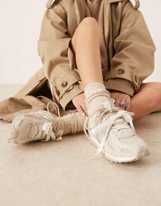 New Balance 204L - Sneaker in Creme mit Bogenkante-Wei&szlig;