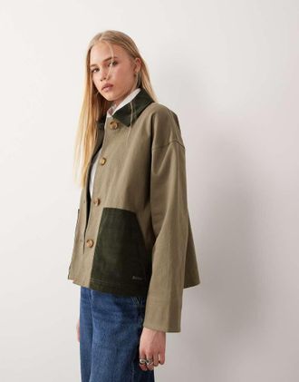 Barbour Cloverdale - Jacke in Khaki mit farblich abgesetzten Taschen und Kragen-Gr&uuml;n