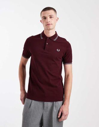 Fred Perry Polohemd in Ochsenblutrot mit zwei Zierstreifen und Logo