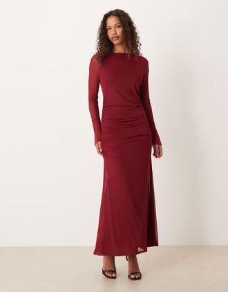 Asos Robe longue en tulle &agrave; dos ouvert et encolure bateau avec poignets &eacute;vas&eacute;s - Bordeaux-Rouge
