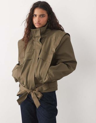 Asos Jacke im 80er-Sportstil mit Stehkragen und G&uuml;rtel am Saum in Oliv-Gr&uuml;n