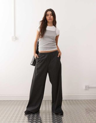 Weekday Pantalon ample à fines rayures avec taille élastique - Gris foncé