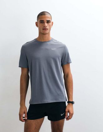 Nike Miler Dri-FIT - T-Shirt in Grau mit UV-Schutz