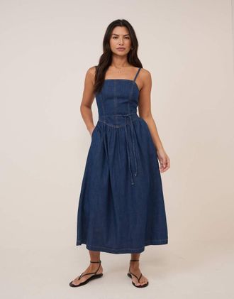 Nobody's Child Jones - Robe mi-longue en jean avec corsage travaill&eacute; et jupe fronc&eacute;e - D&eacute;lavage fonc&eacute;-Bleu