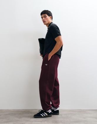 adidas Originals Jogger mit lockerem Schnitt und offenem Saum in Burgunderrot