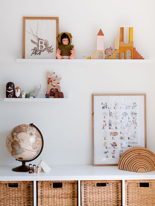 Schmale Wandregale mit Kinderspielzeug aus Holz.