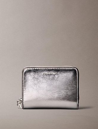 Calvin Klein Metallisches Portemonnaie Mit Monogramm Und Reißverschluss - Silver Metallic - Damen - Einheitsgröße