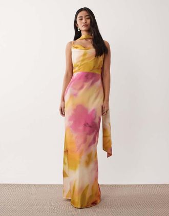 Pretty Lavish Keisha - Maxi-Tr&auml;gerkleid aus Satin mit rosa Aquarell-Blumenmuster, Wasserfallausschnitt und Schaldetail-Bunt