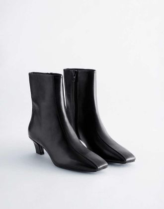 & Other Stories Premium-Leder-Stiefeletten mit eckiger Zehenpartie in Schwarz