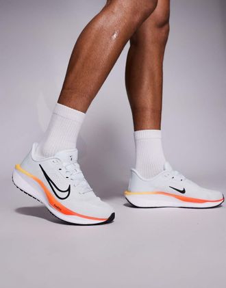 Nike Quest 6 - Baskets - Blanc cass&eacute; et orange fluo
