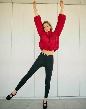 Stradivarius veste matelass&eacute;e &agrave; col montant et d&eacute;tail fronc&eacute; en rouge fonc&eacute;