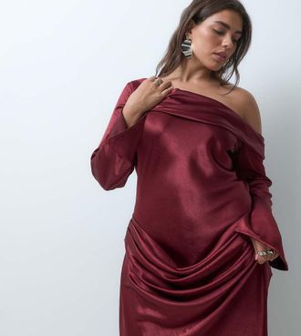 Tfnc Plus Maxikleid aus Satin in Hammerschlagoptik mit asymmetrischem Carmen-Ausschnitt und Drapierung in der Taille in Burgunderrot