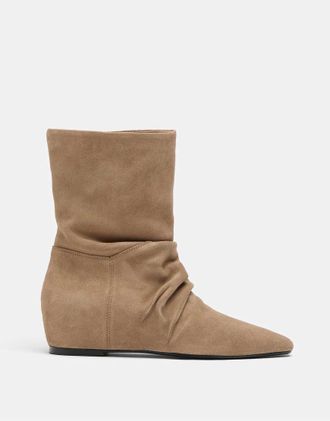 Stradivarius Leder-Stiefeletten mit Keilabsatz in Beige-Neutral