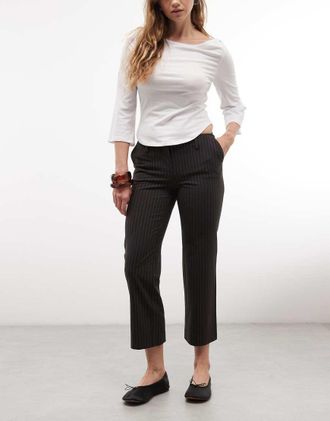 Weekday pantalon court ajust&eacute; &agrave; rayure fine marron fonc&eacute;