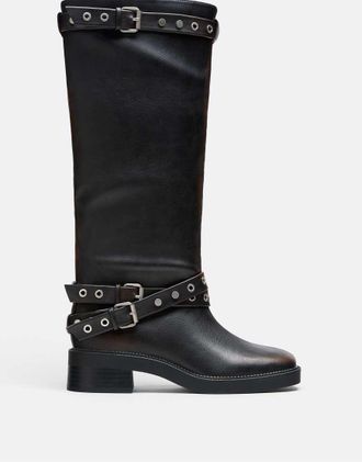 Stradivarius flache Stiefel mit Schnalle in Braun