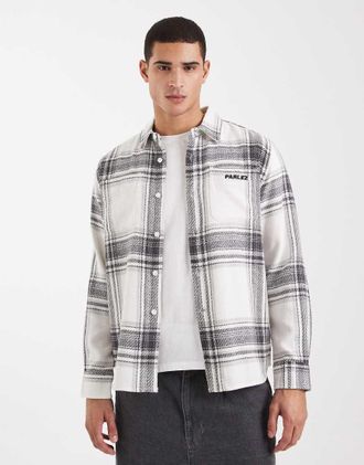 Parlez Clothing Lang&auml;rmliges Hemd in Schwarz und Wei&szlig; kariert mit Logo-Bunt