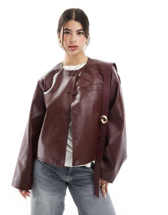 Asos Schlichte, kragenlose Jacke in Burgunderrot mit Leder-Optik