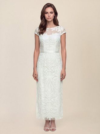 Apart Abendkleid mit Stickerei und Satinband