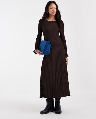 Vero Moda Premium robe longue c&ocirc;tel&eacute;e &agrave; manches longues et col bateau marron chocolat