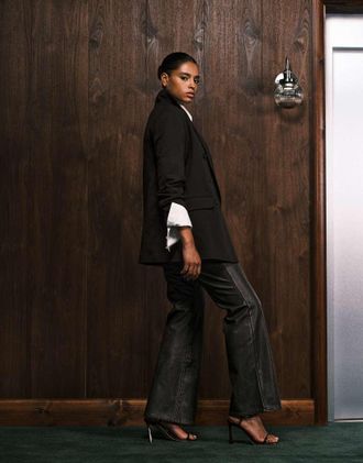 Good American Good Classic - Bootcut-Hose aus Kunstleder in Burgunderrot