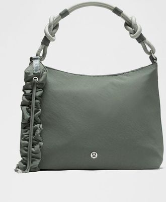 lululemon Wandelbare, raffbare Umh&auml;ngetasche 6,5 L - Gr&ouml;&szlig;e 5 l in Willow Leaf/Meadow Haze/Silver