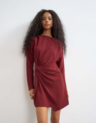Topshop lang&auml;rmliges Mini-Kleid mit seitlicher Raffung in Burgunderrot-Schwarz