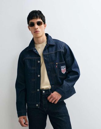 Levi's Jeansjacke in dunkler Waschung mit USA-Stickerei am R&uuml;cken-Blau