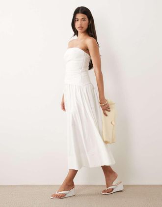 Forever New Tr&auml;gerloses, asymmetrisches Midikleid aus Baumwolle in Wei&szlig; mit Raffung