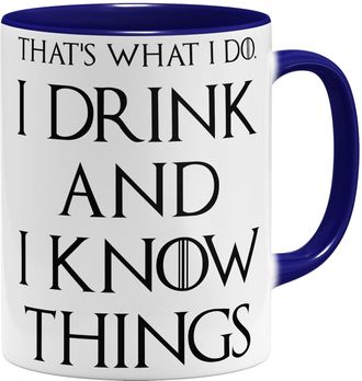 OM3 I Drink and I Know Things Kaffee-Tasse mit Spruch - Statement - Film Zitat - Keramik Becher - 325ml - Beidseitig Bedruckt - Dunkelblau