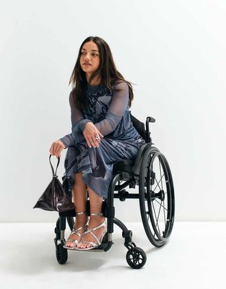 Asos ASOS ADAPTIVE robe midi drap&eacute;e en tulle &agrave; imprim&eacute; plac&eacute;-Multi