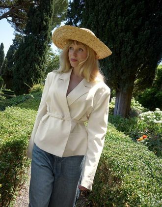 NA-KD x Marie Jedig blazer court &agrave; ceinture et &eacute;paules larges en cr&egrave;me - ivoire-Blanc
