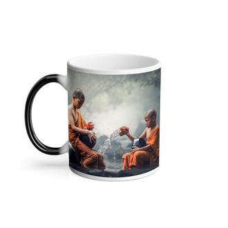 Fabulous Thermoreagierende Tasse Magische Tasse - buddhistische M&ouml;nche f&uuml;r Kinder, reinigt, Klangschale am Fluss, 325 ml
