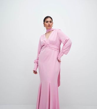 Pretty Lavish Curve Robe longue en satin avec d&eacute;tail foulard, poignets larges et d&eacute;collet&eacute; plongeant en V - Rose