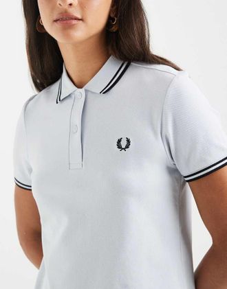 Fred Perry Robe courte avec col polo &agrave; doubles liser&eacute;s noirs - Bleu p&acirc;le