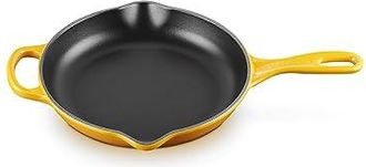 LE CREUSET Signature Gusseisen Brat- und Servierpfanne, Rund, Ø 23 cm, Für alle Herdarten inkl. Induktion geeignet, 1,93 kg, Nectar, 20182236720422